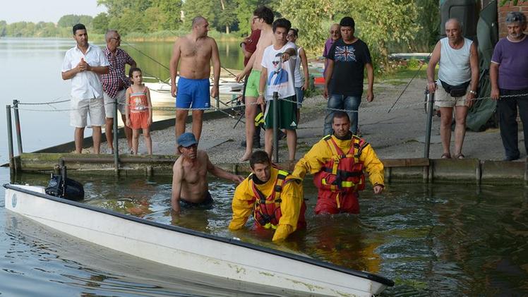Barca si rovescia, sette ragazzi nel lago | Gazzetta di Mantova Barca si rovescia, sette ragazzi nel lago | Gazzetta di Mantova