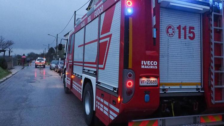 L’auto scivola sull’asfalto bagnato e cappottata nel campo L’auto scivola sull’asfalto bagnato e cappottata nel campo